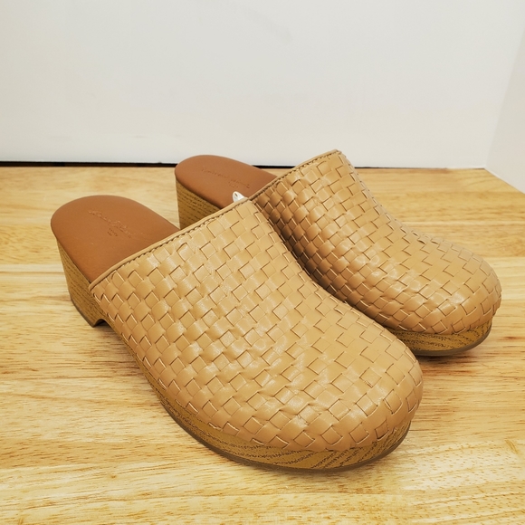 Universal Thread | Shoes | Universal Thread Magnolia Woven Slip On ...